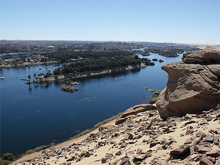 Vue du désert nubien, vers l'île Elephantine : Fleuve : Île Éléphantine ...