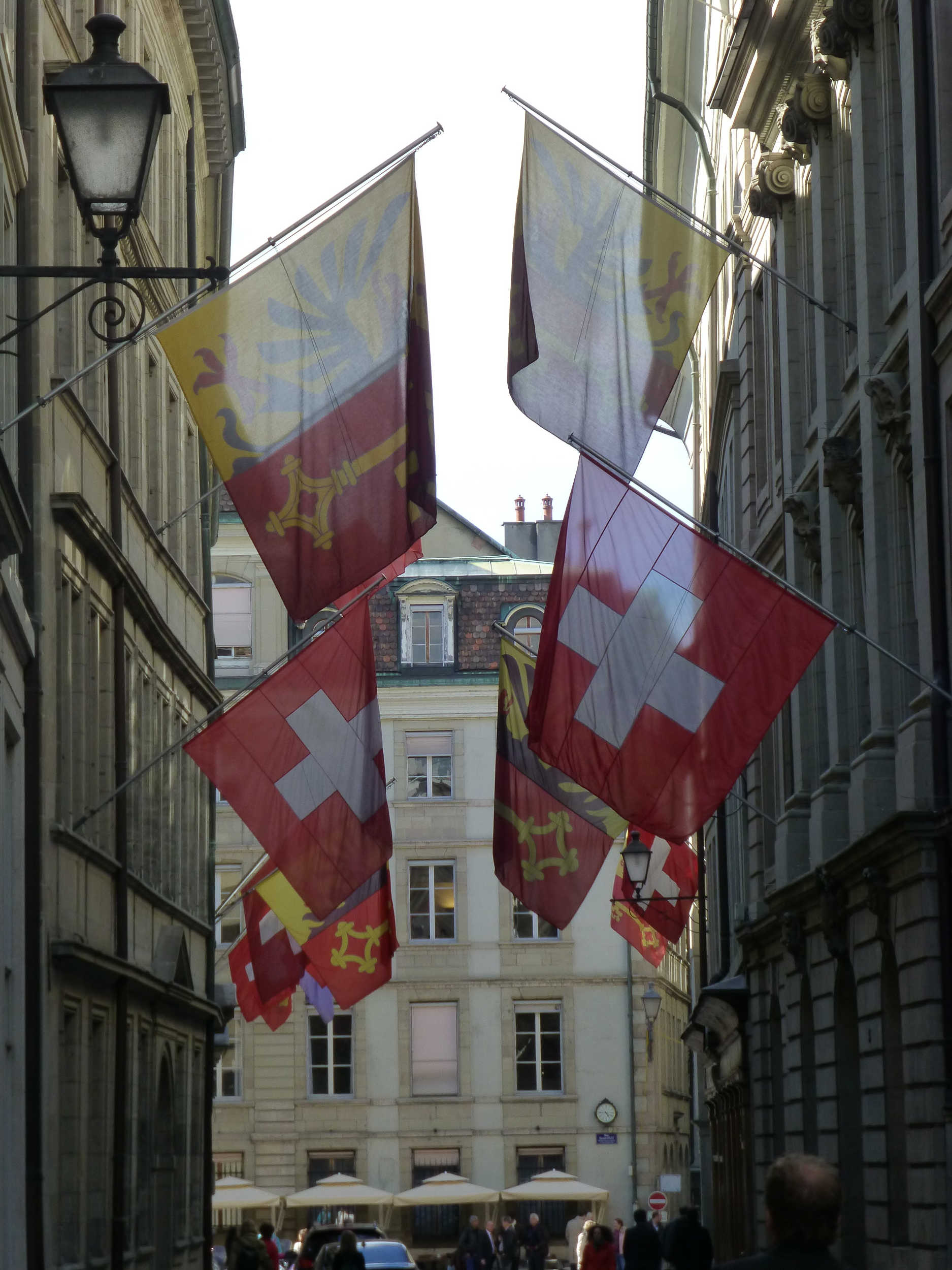 Drapeaux multiples : Vieille ville : Genève : Routard.com