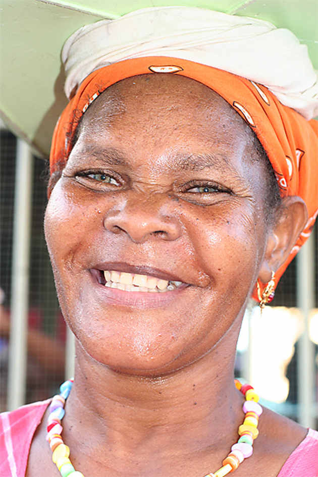 Femme au marché de Praia : Portraits : Praia : Île de Santiago : Cap ...