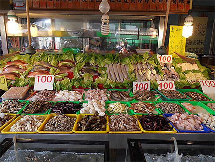 Ile de Cijin. Stand de poissons et de fruits de mer : Marchés : Ile de ...