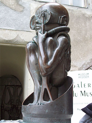 Sculpture de Giger : Statues : Gruyères : Pays de Fribourg : Suisse ...
