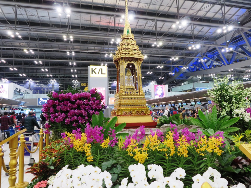 The multi-tiered roof, Thaïlande : Environs de Bangkok : Thaïlande ...