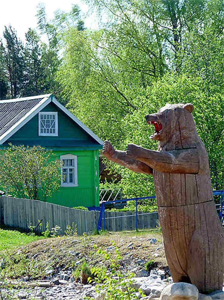 L'ours russe : Statues : Svirstroy : Environs de Saint-Pétersbourg ...