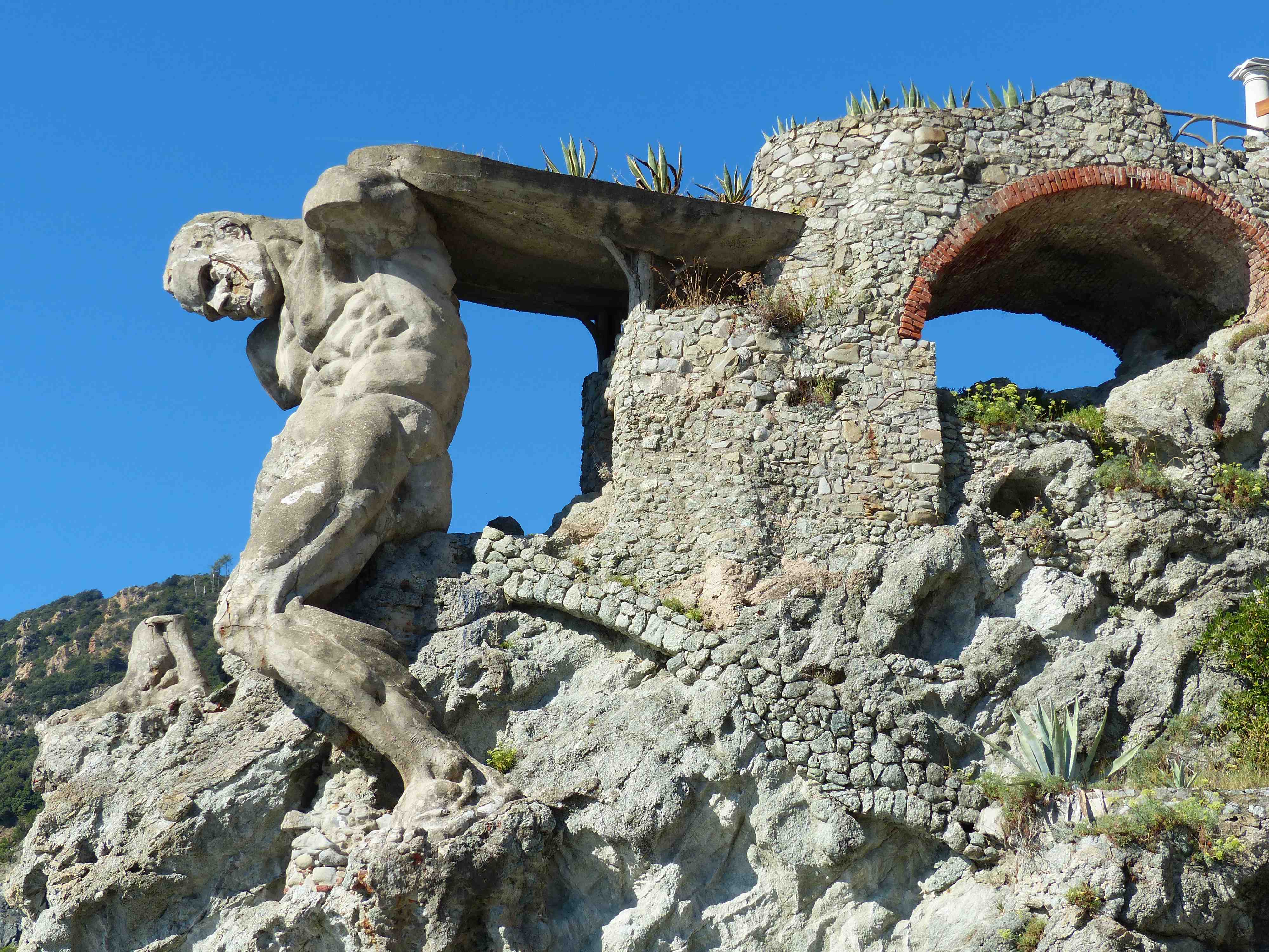 Statue du Géant - Plage de Fegina : Statues : Monterosso al Mare ...