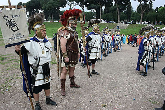 Rassemblement pour fêter la fondation de Rome : Costume : Circus ...