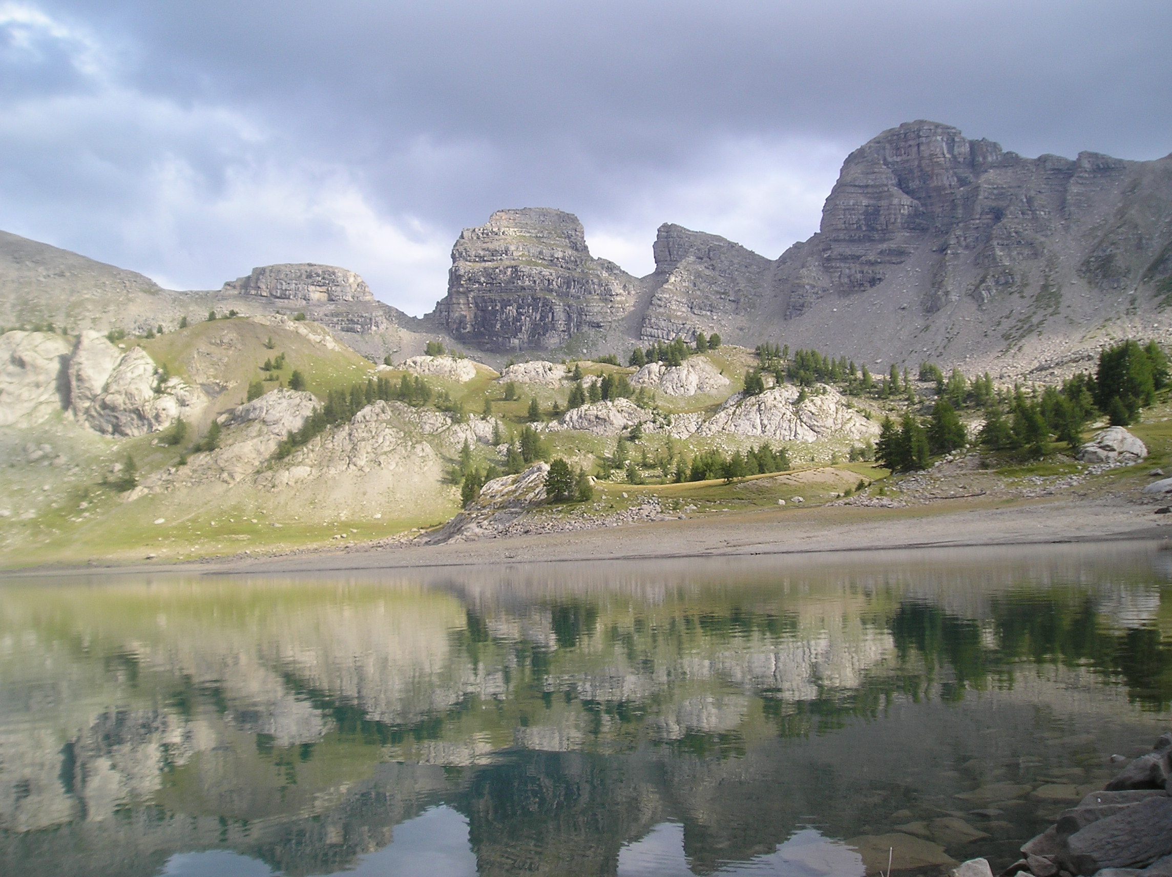 Le lac d'Allos sous un ciel menaçant : Montagne : Lacs : Lac d'Allos ...