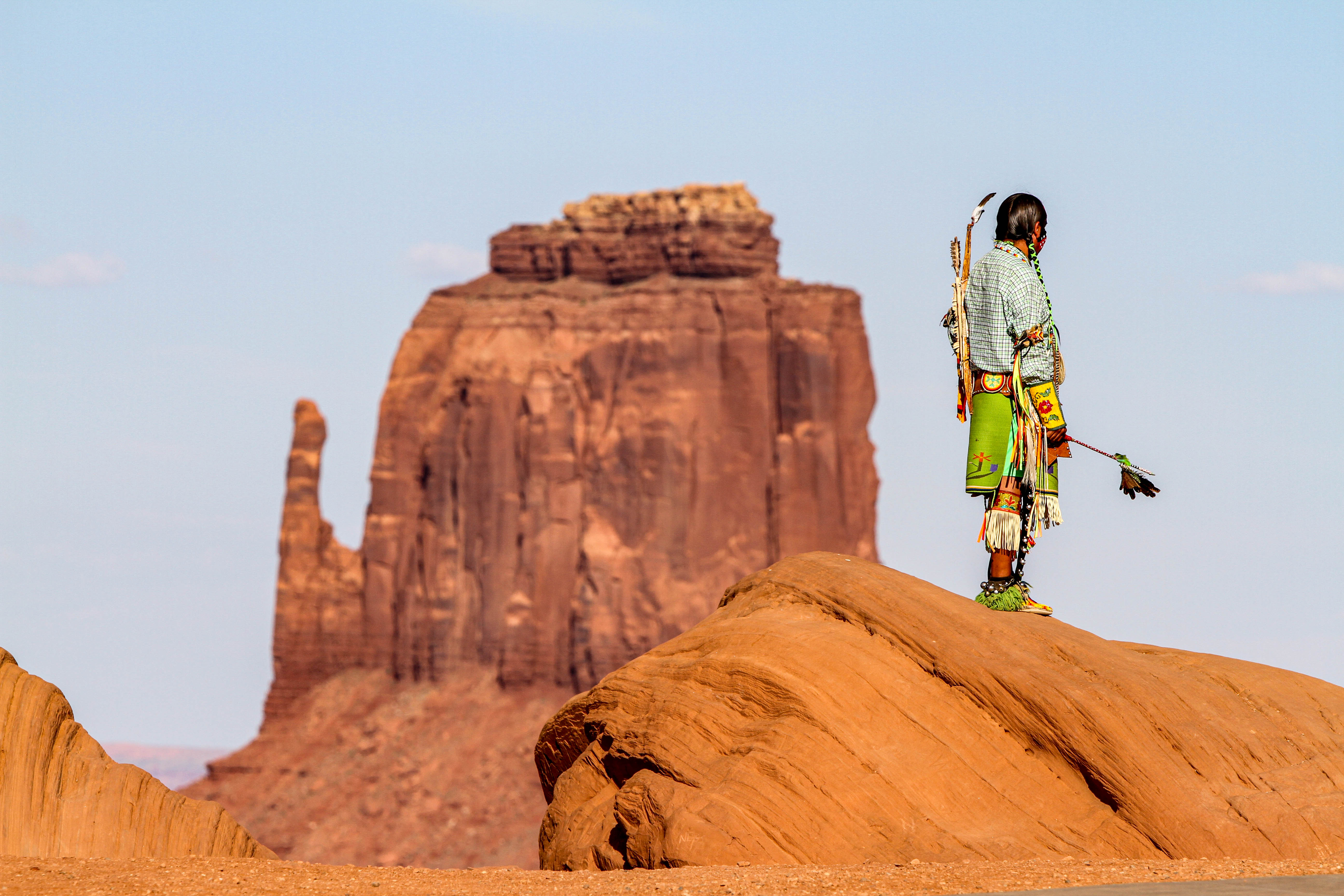 Indian in Rock : Costume : Monument Valley : Arizona : Parcs nationaux ...