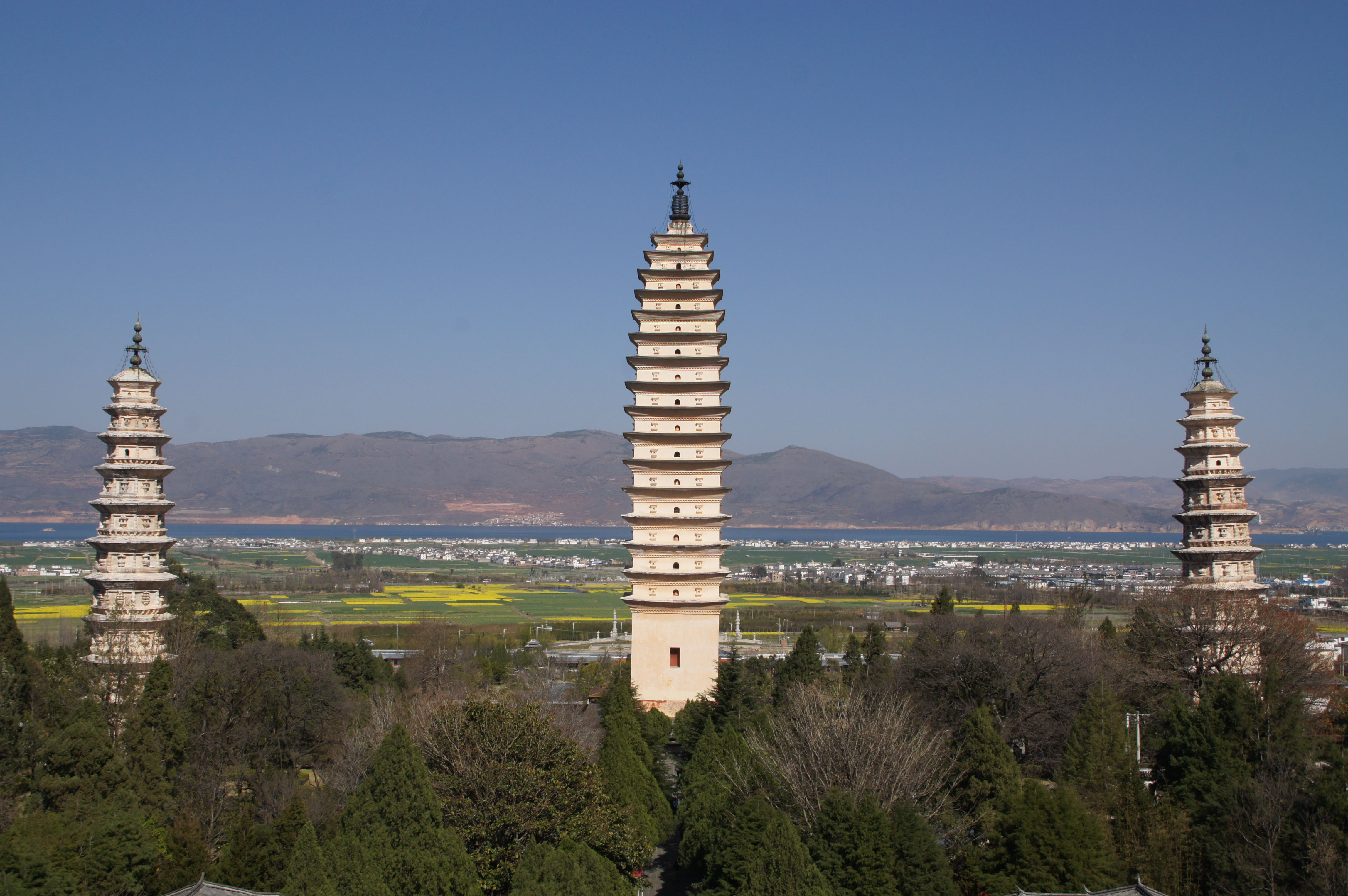 Le temple et le lac : Temples : Temple des Trois Pagodes : Dali ...