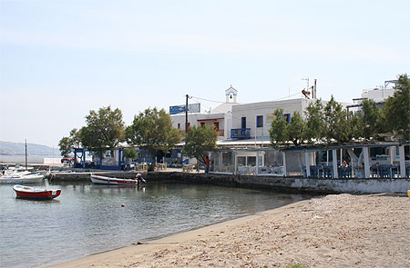 Petit port et plage de Pollonia : Pollonia : Île de Milos : Cyclades ...
