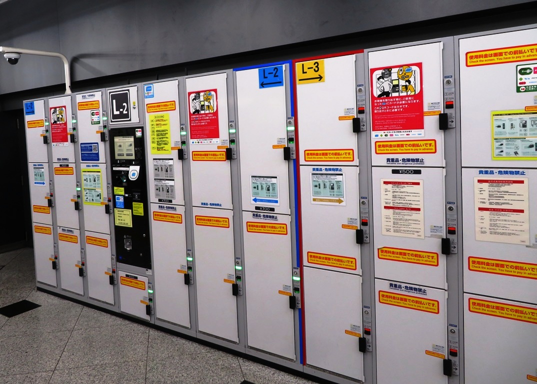 Consignes, differents volumes : Gare Shin Osaka : Osaka : Honshû ...