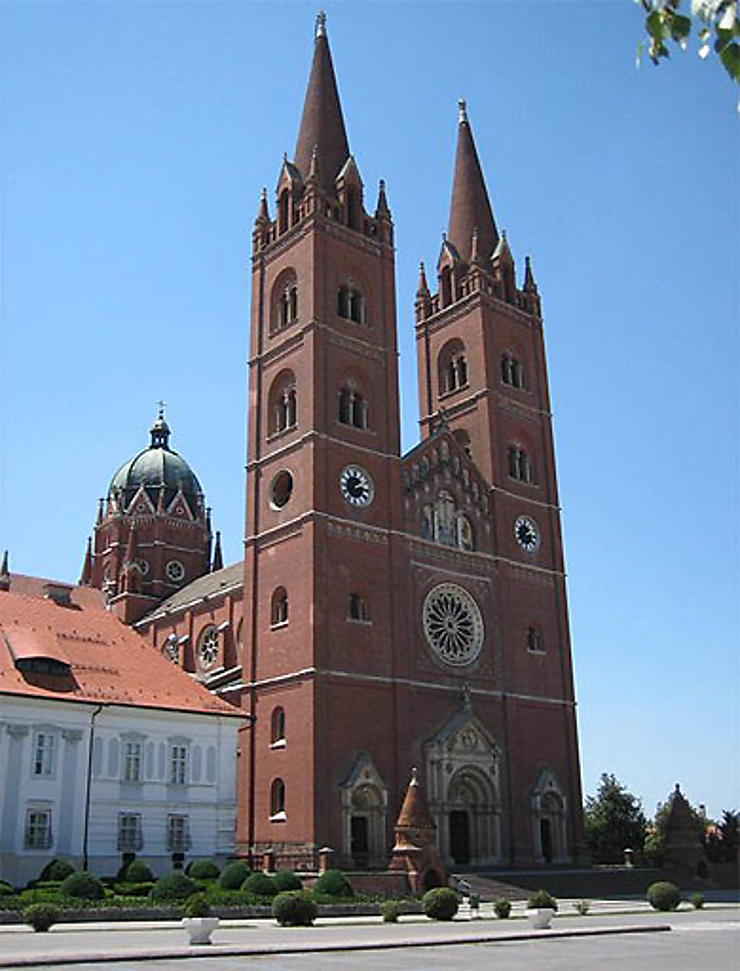DJAKOVO la Cathédrale : Eglise : Cathédrale Saint-Pierre-Saint-Paul ...