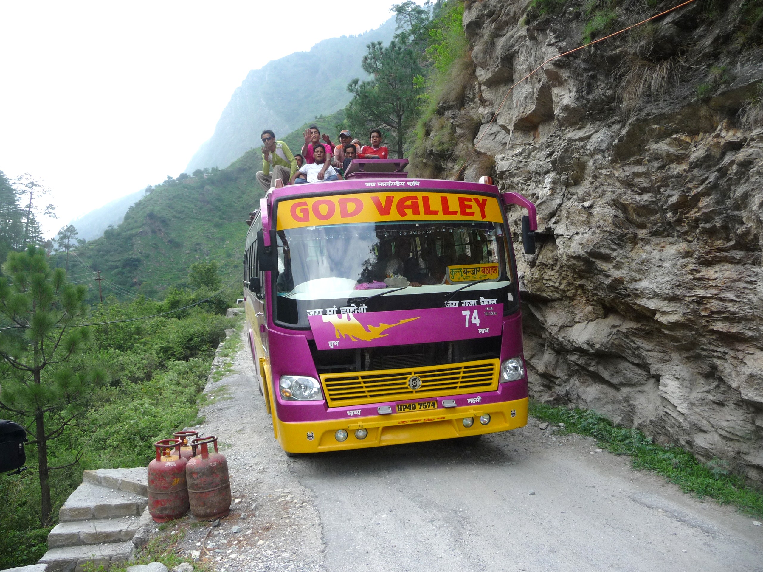 Bus sur la route vers Manali, Inde : Routes : Transport : Transport ...