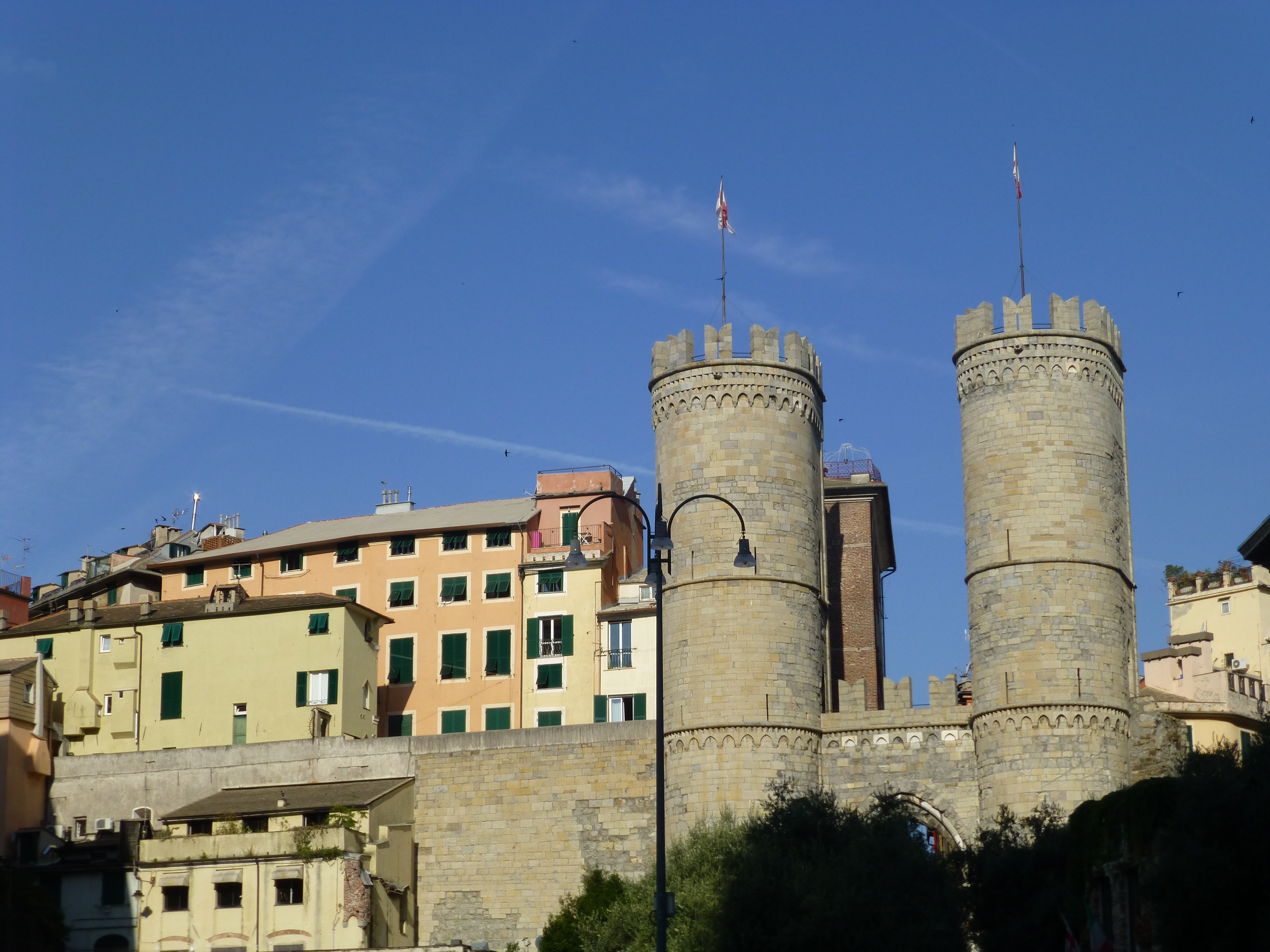 Les deux tours de Gênes : Châteaux : Genova (Gênes) : Ligurie : Italie ...