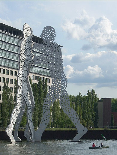 Molecule Men sur la Spree : Statues : Molecule Man : Friedrichshain ...