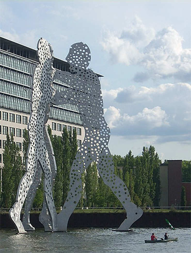 Molecule Men sur la Spree : Statues : Molecule Man : Friedrichshain ...