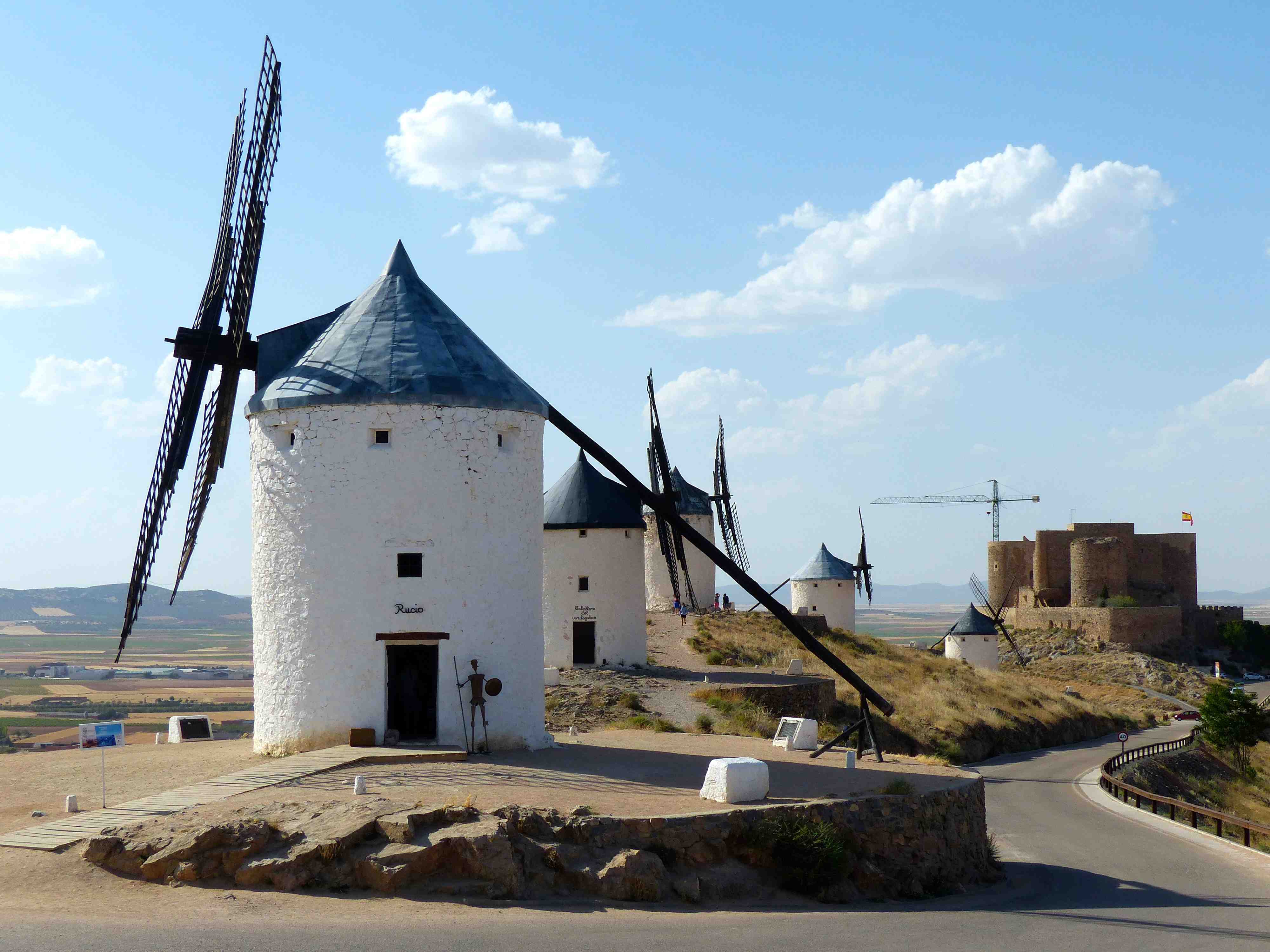 Moulins et château de Consuegra : Consuegra : Castille-La Manche ...