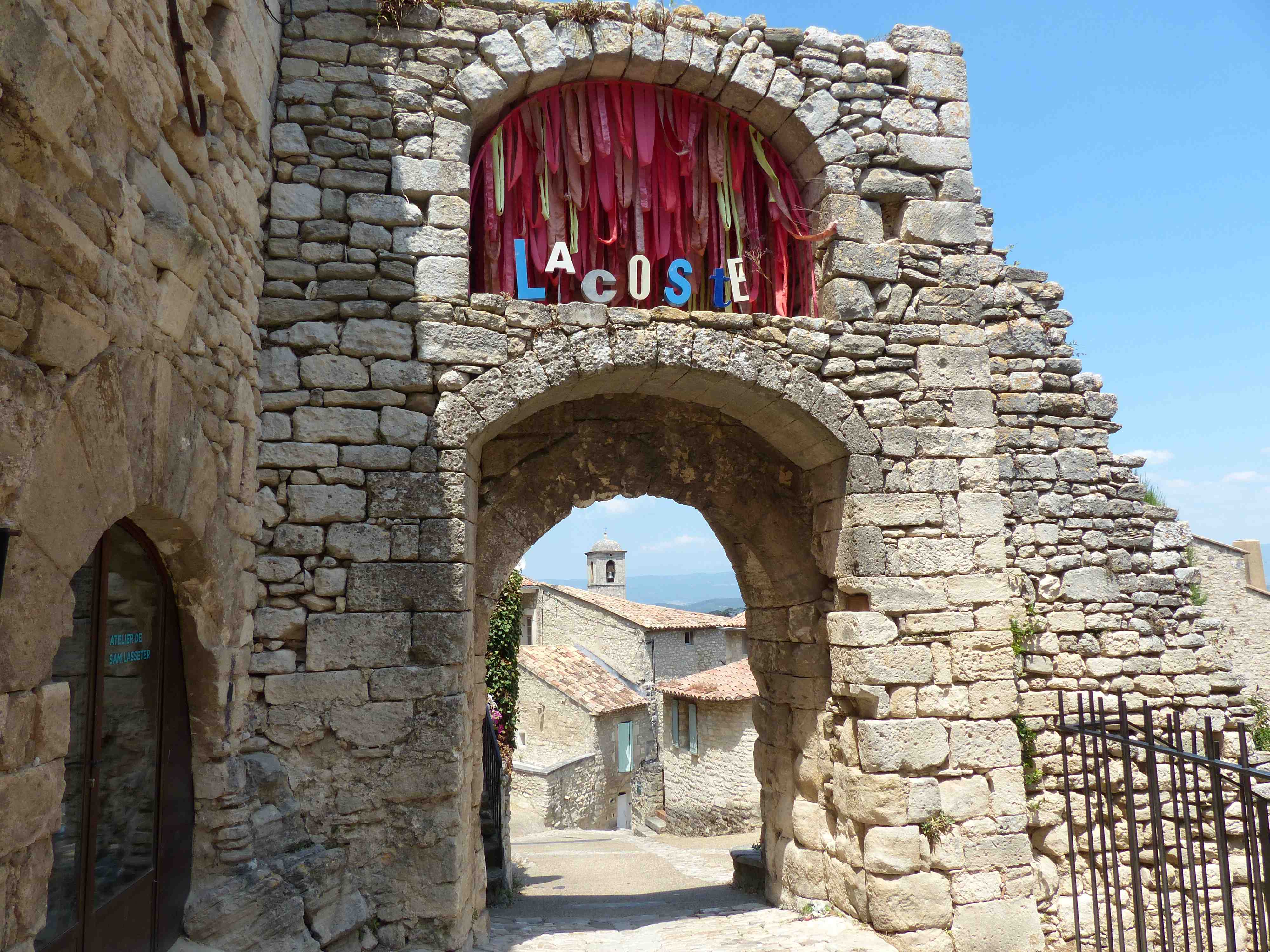 Porte de Lacoste : Lacoste : Vaucluse : Provence : Routard.com