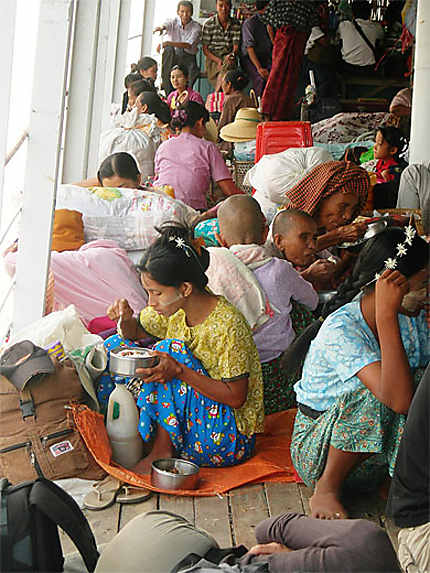 Le peuple birman sur le bateau public : Centre du Myanmar : Birmanie ...