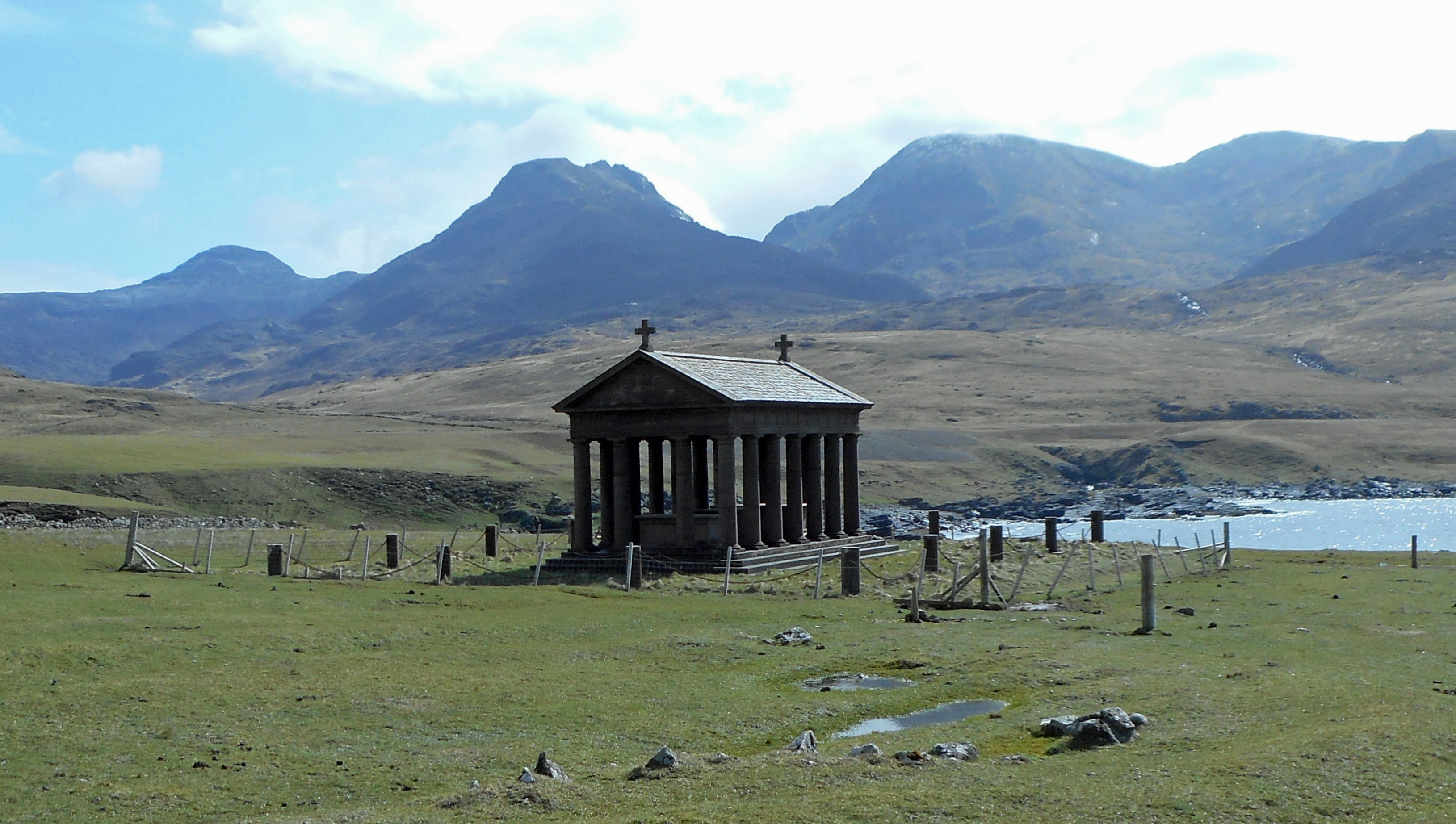 Mausolée de la famille Bullough et Cuillins de Rum : Île de Rum : Îles ...