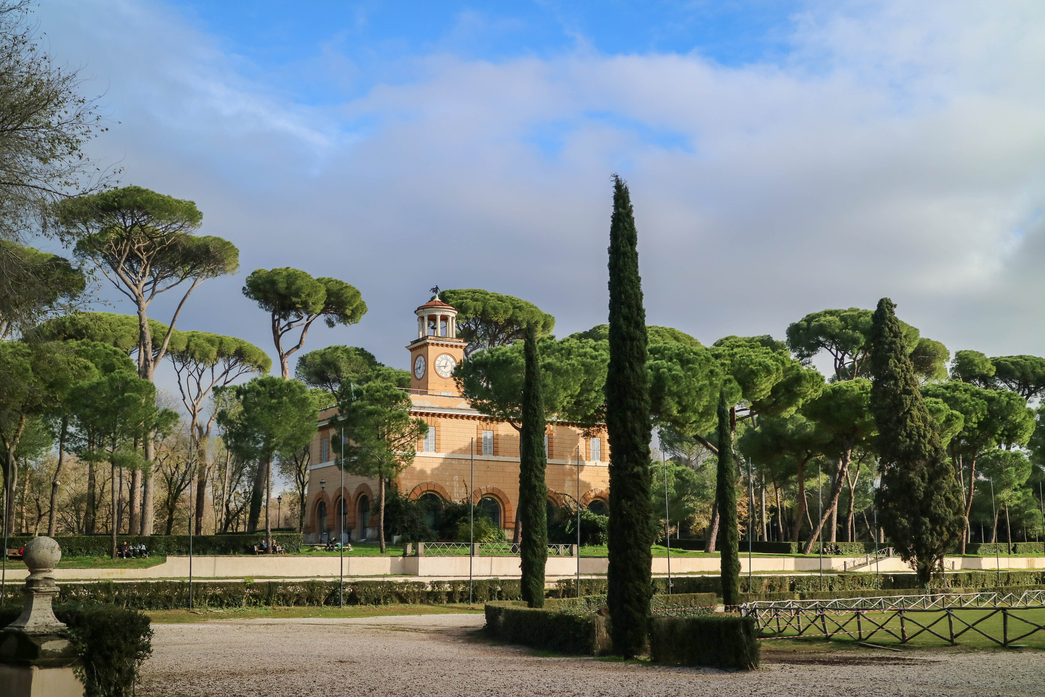 Dans le parc de la Villa Borghese : Arbres : Villa Borghese : Centre ...