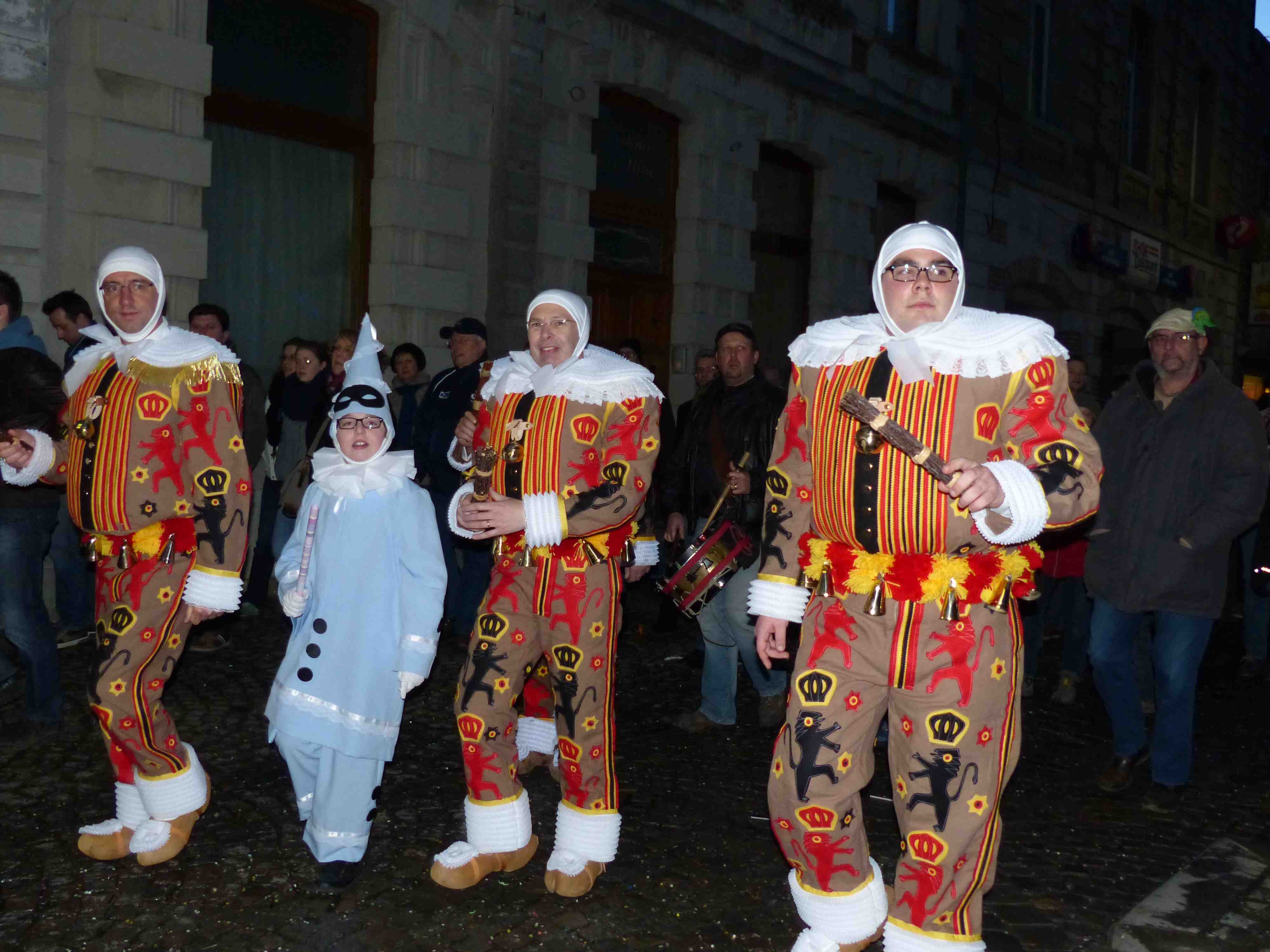 Ramassage des Gilles - Carnaval de Binche : Binche : Province de ...