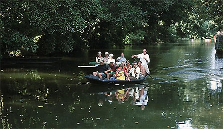 Des touristes en barque : Bateaux : Transport : Arçais : Marais mouillé ...