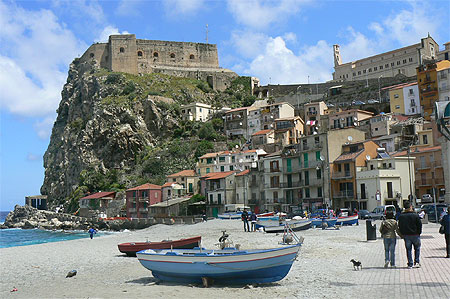 Scilla, la ville basse et le vieux château : Scilla : Calabre : Italie ...