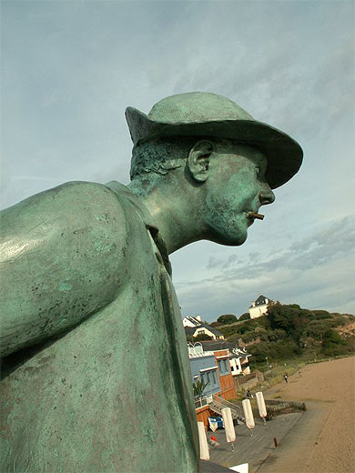 Statue de Monsieur Hulot (film de Jacques Tati) sur la plage de St Marc ...