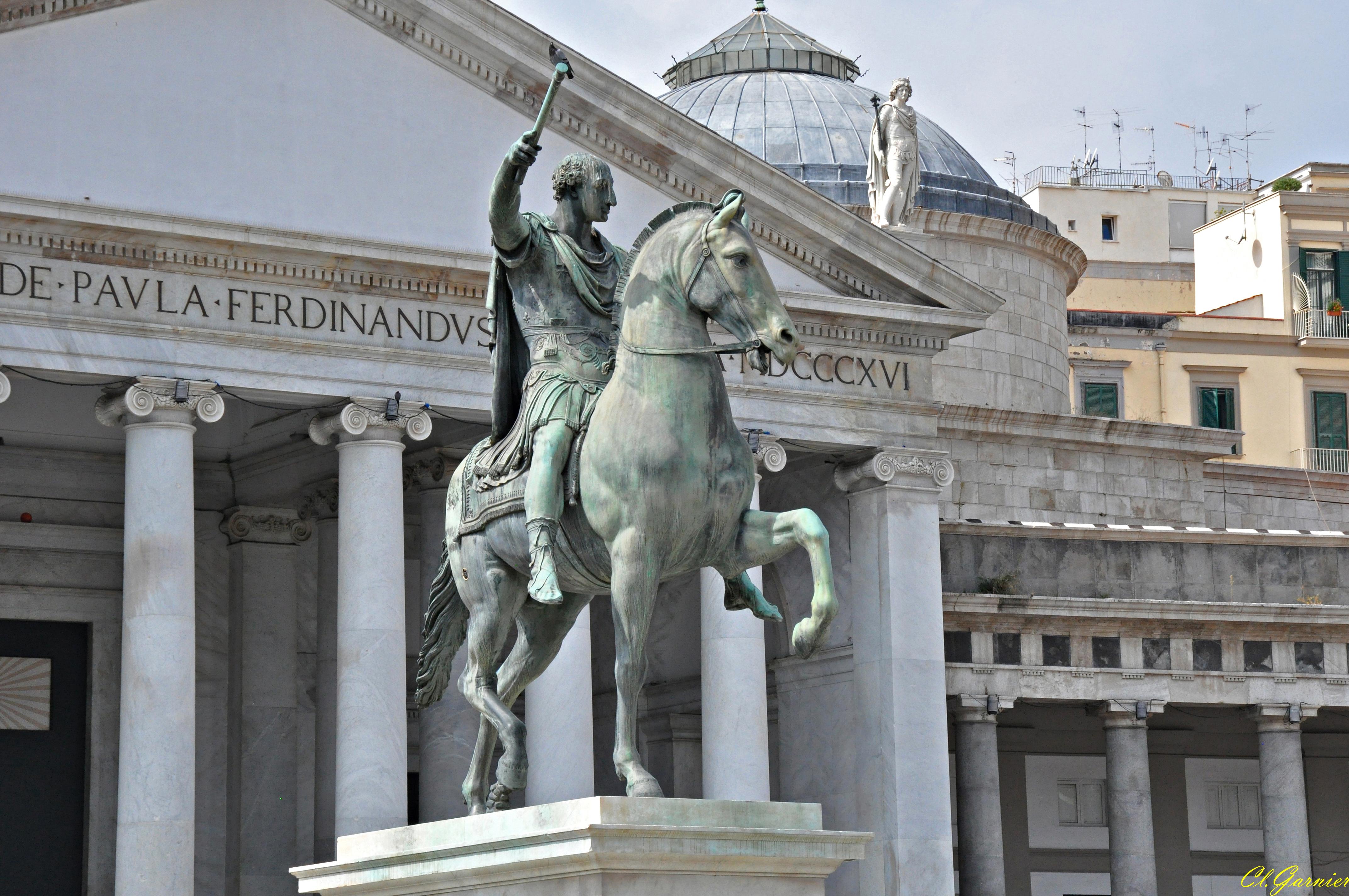 Piazza del Plebiscito : Statues : Naples : Italie : Routard.com