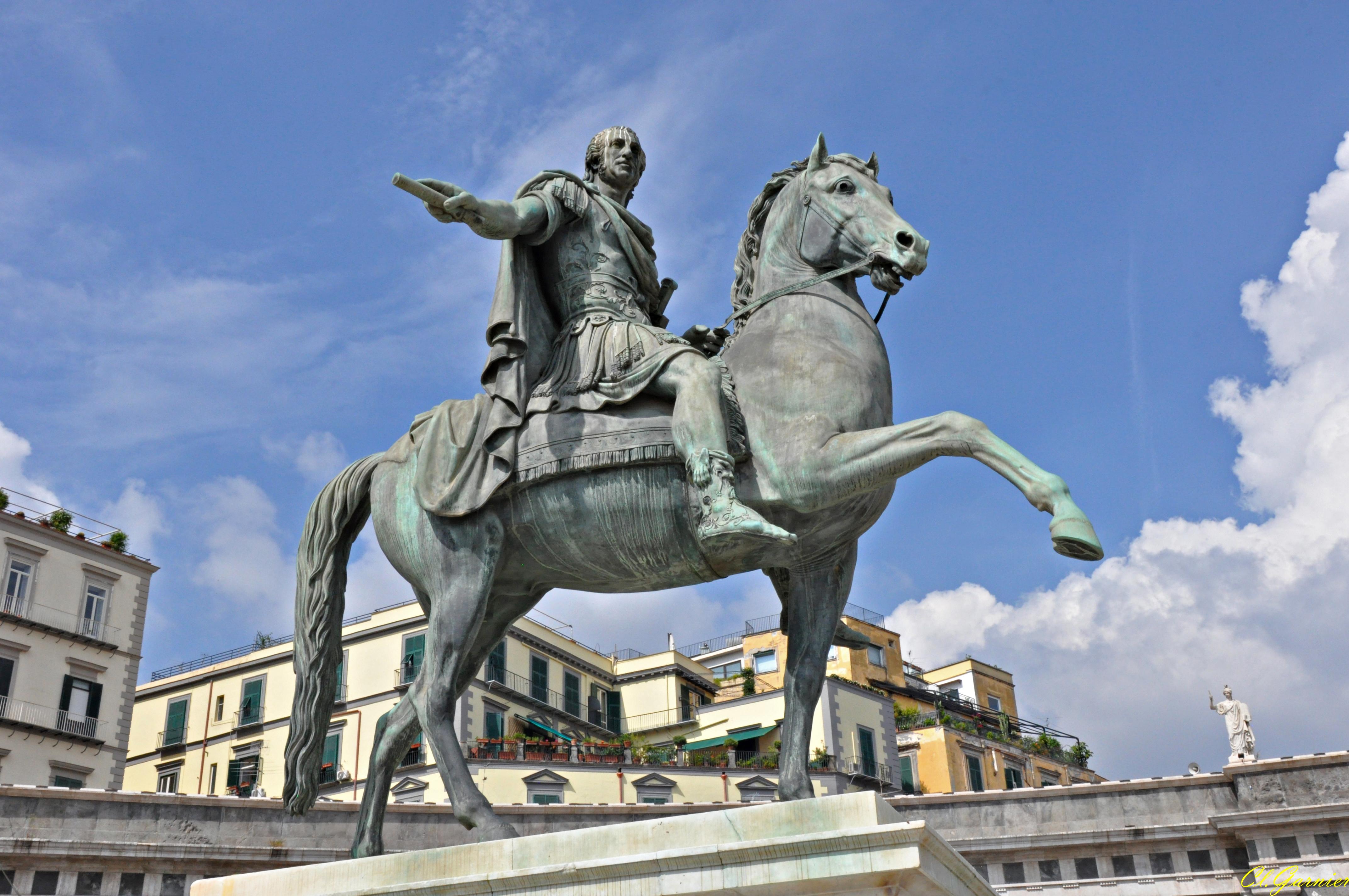 Piazza del Plebiscito : Statues : Naples : Italie : Routard.com
