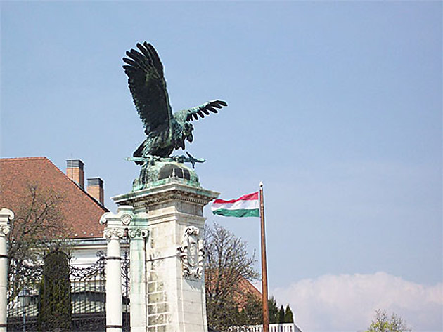 Turul : Statues : Várhegy (Colline du Château) : Buda : Budapest ...