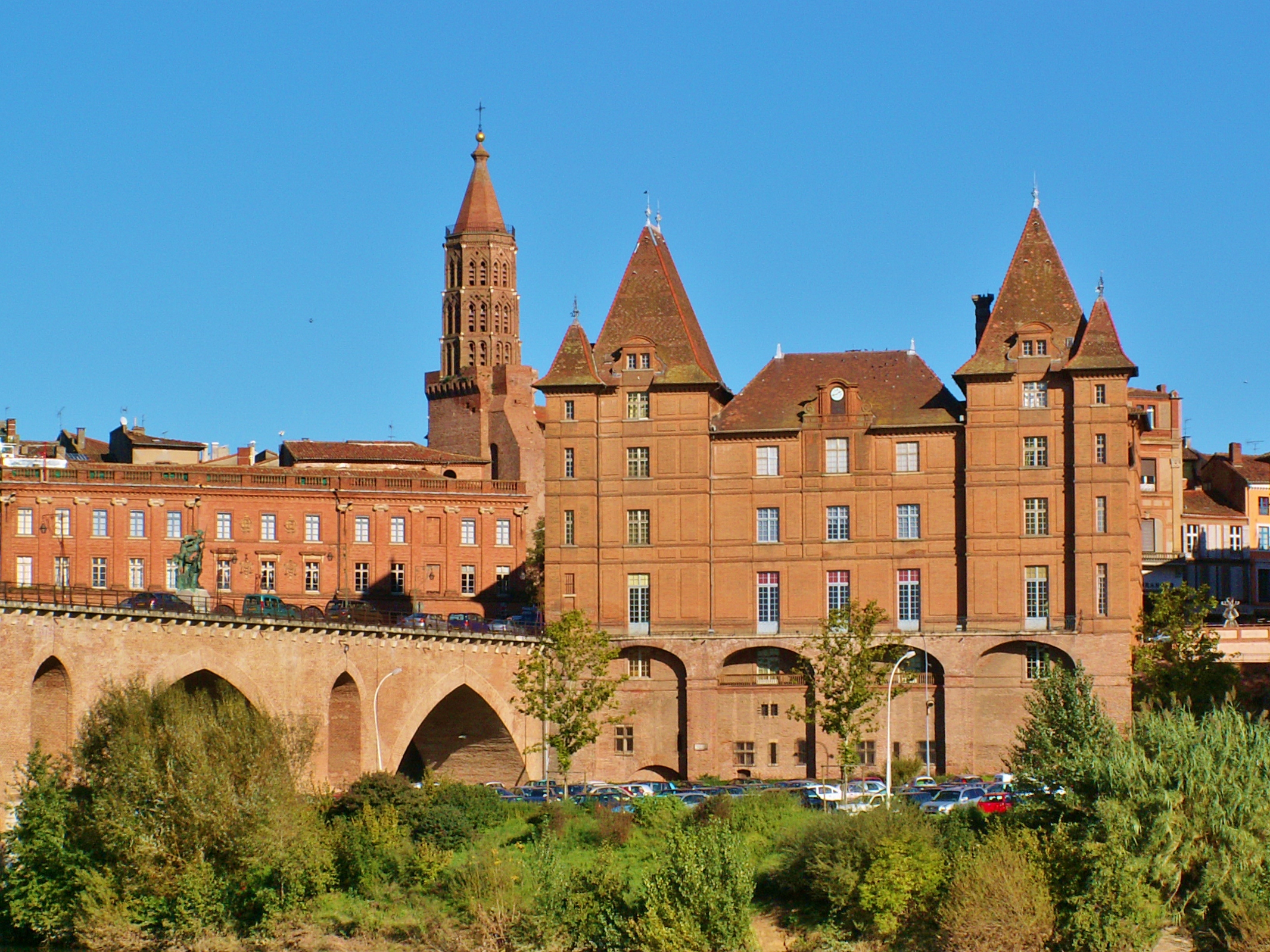 Le musée Ingres et l'église Saint-Jaques : Châteaux : Musée Ingres ...