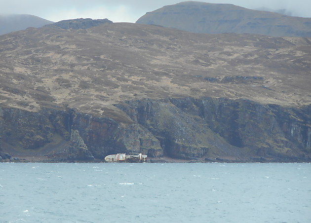 Une côte hospitalière : Falaise : Île de Rum : Îles Hébrides : Écosse ...