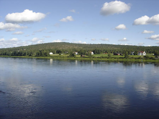 Par dessus la rivière, la Suède : Laponie finlandaise : Finlande ...