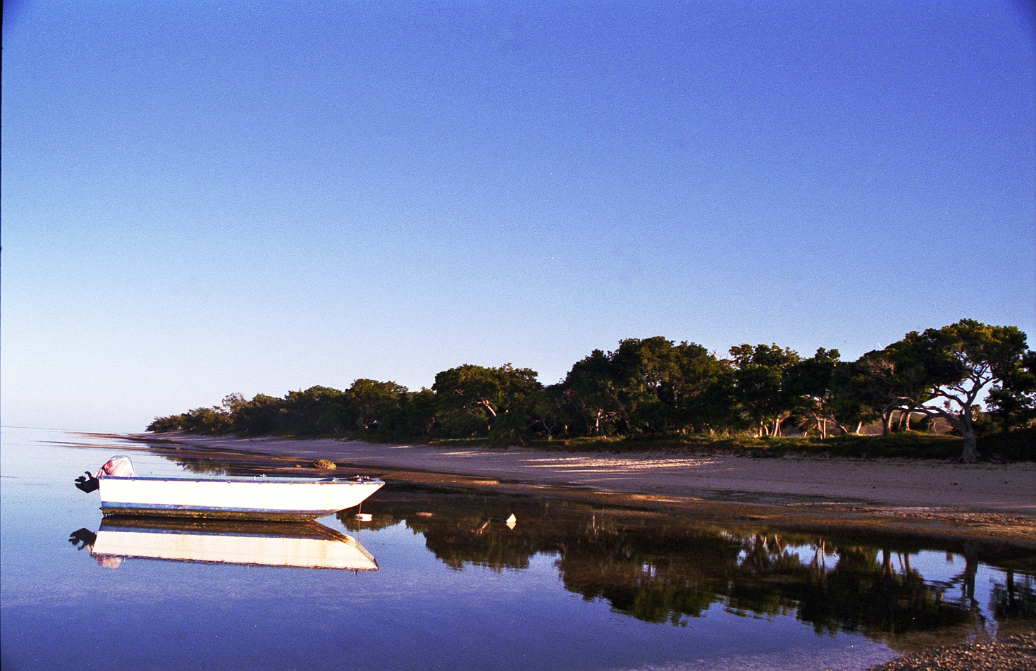 Une pirogue : Plages : Mer : Bateaux : Transport : Baie d'Ouaméo : Île ...
