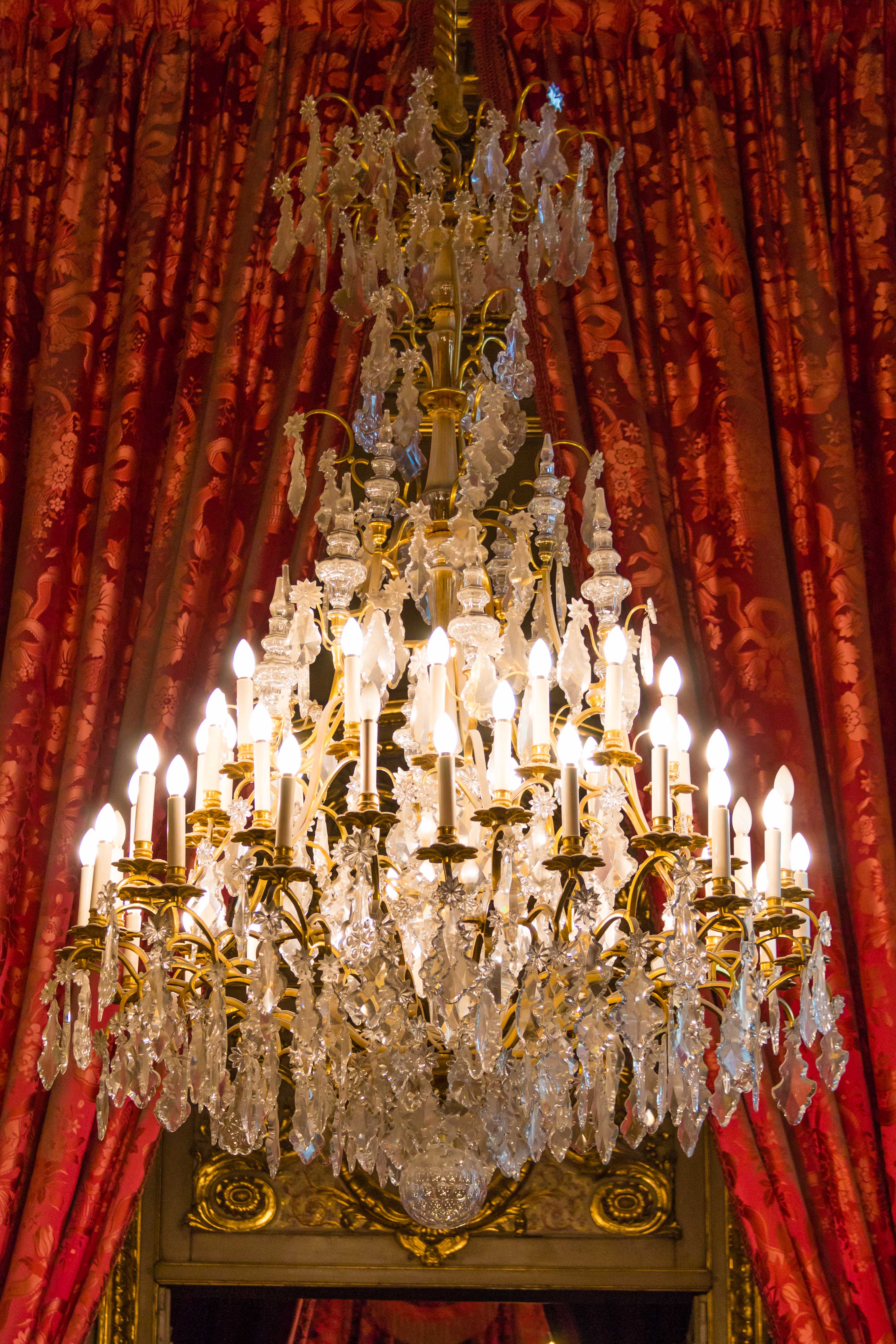Le Louvre, lustre et rideaux rouges : Châteaux : Musée du Louvre : 1er ...