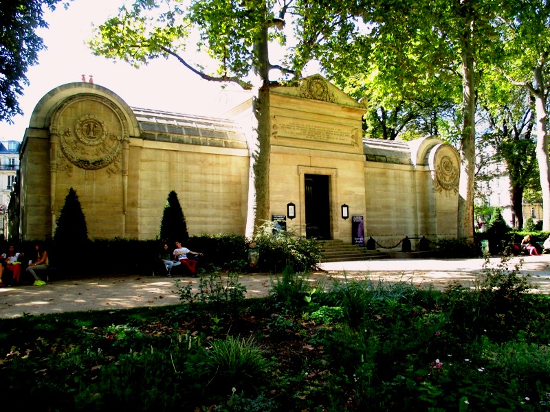 Chapelle expiatoire (coté square) : 8ème arrondissement : Paris ...
