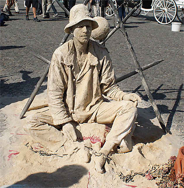 L'homme de pierre à Berlin : Insolite : Mitte : Berlin : Routard.com