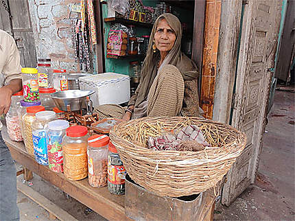 Vendeuse indienne : Fatehpur Sikri : Uttar Pradesh : Inde : Routard.com