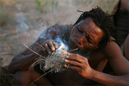 Bushman making fire : Désert du Kalahari : Botswana : Routard.com