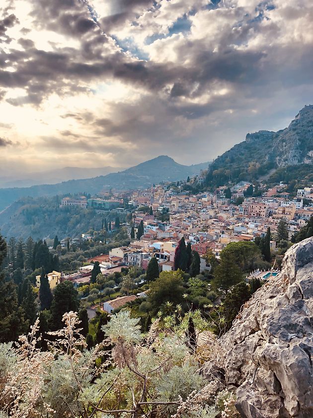 Taormine vue depuis le théâtre antique : Taormina : Sicile ionienne ...