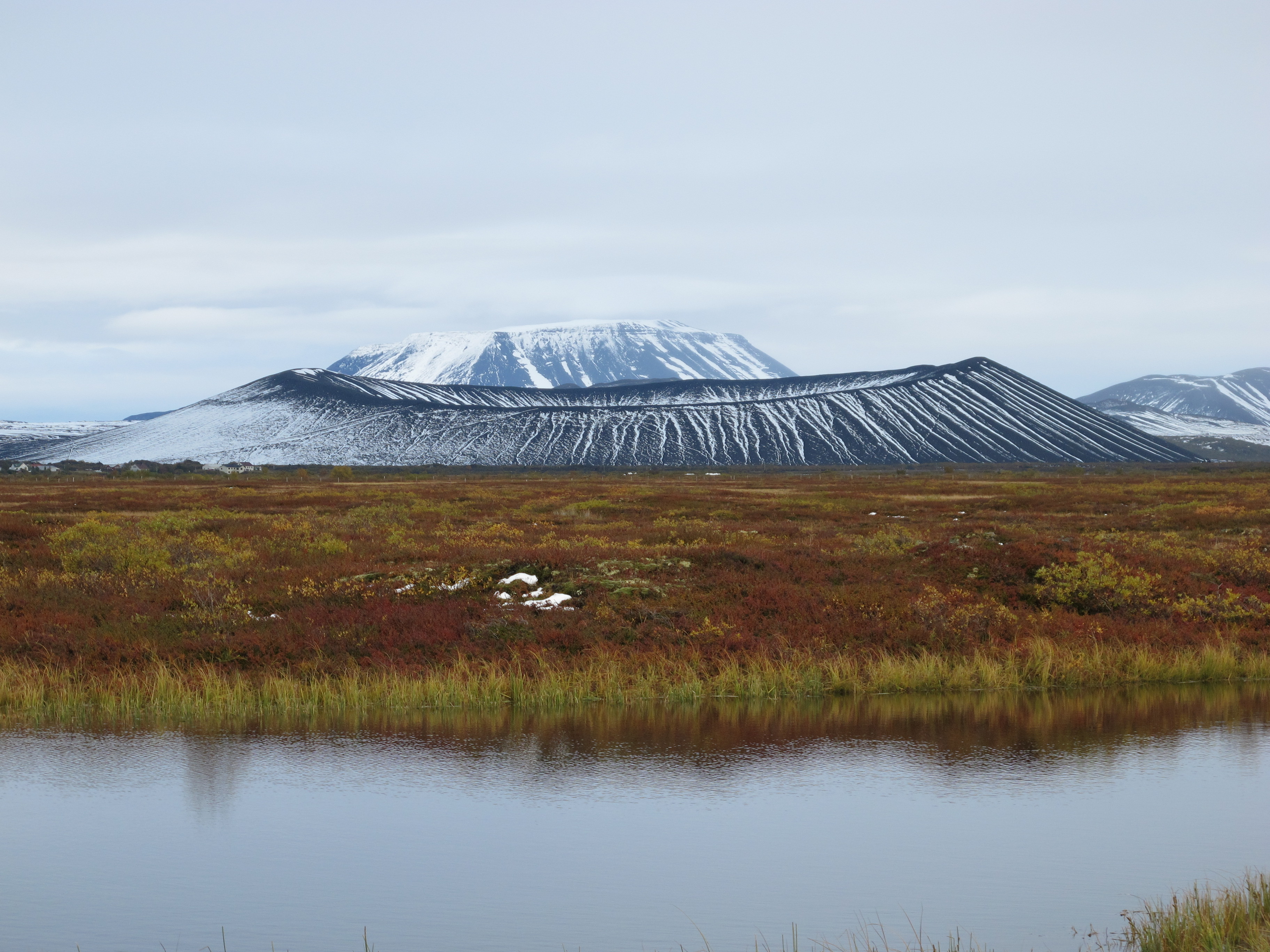 Aux couleurs de l'Automne : Volcans : Montagne : Volcan Hverfjall : Lac ...