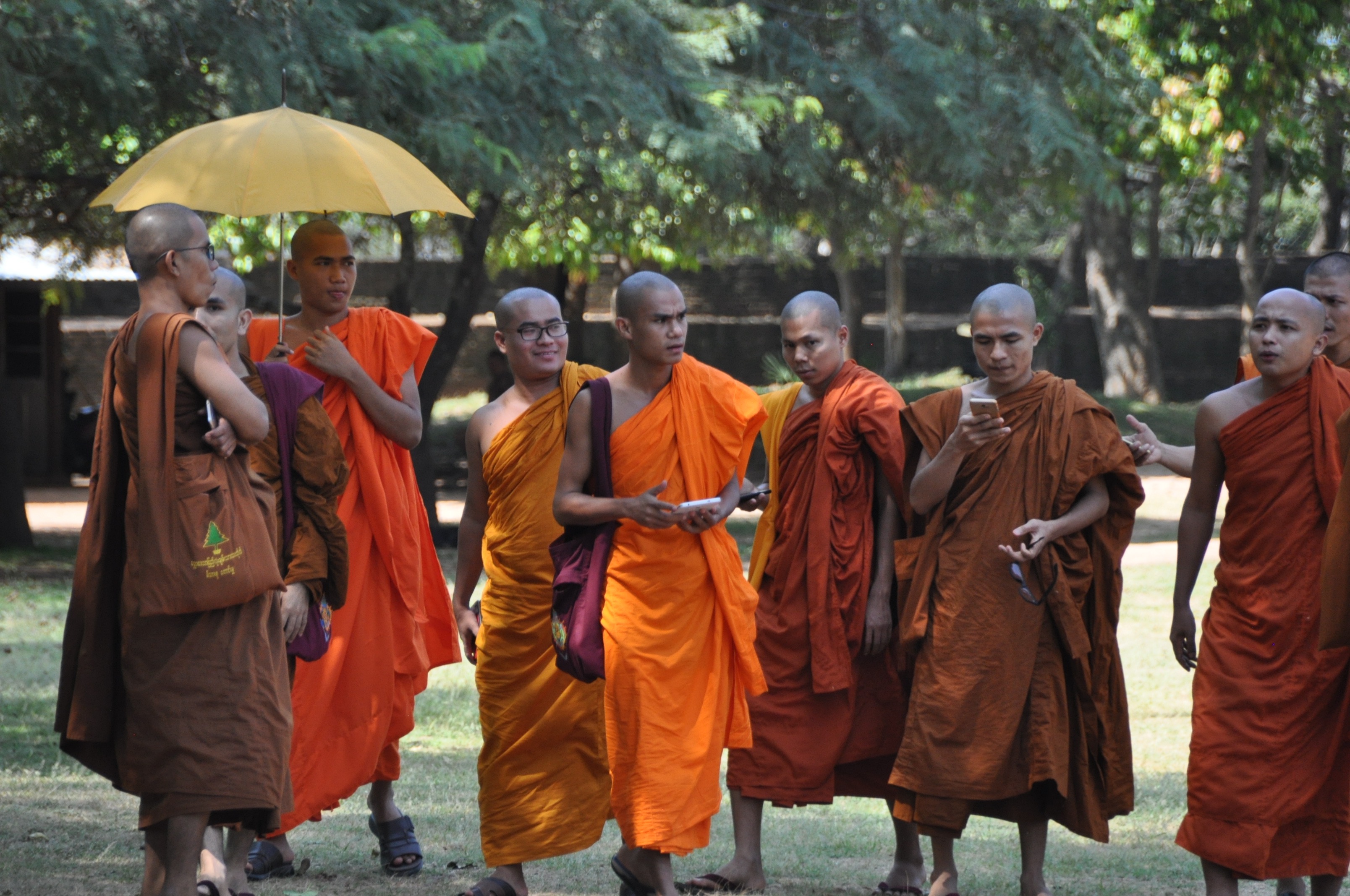 Sri Lanka - moines bouddhistes 'connectés' : Moines : Polonnaruwa ...