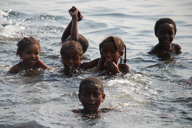 ENFANTS MALGACHES JOUANT DANS LA RIVIERE : Enfants : Tamatave ...