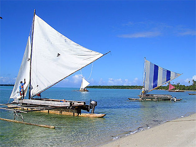 BALADE EN PIROGUE : Bateaux : Transport : Baie d'Upi : Île des Pins ...