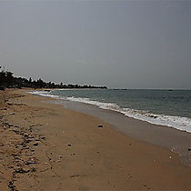 Plage déserte de Ngaparou à marée basse : Plages : Mer : N'Gaparou ...