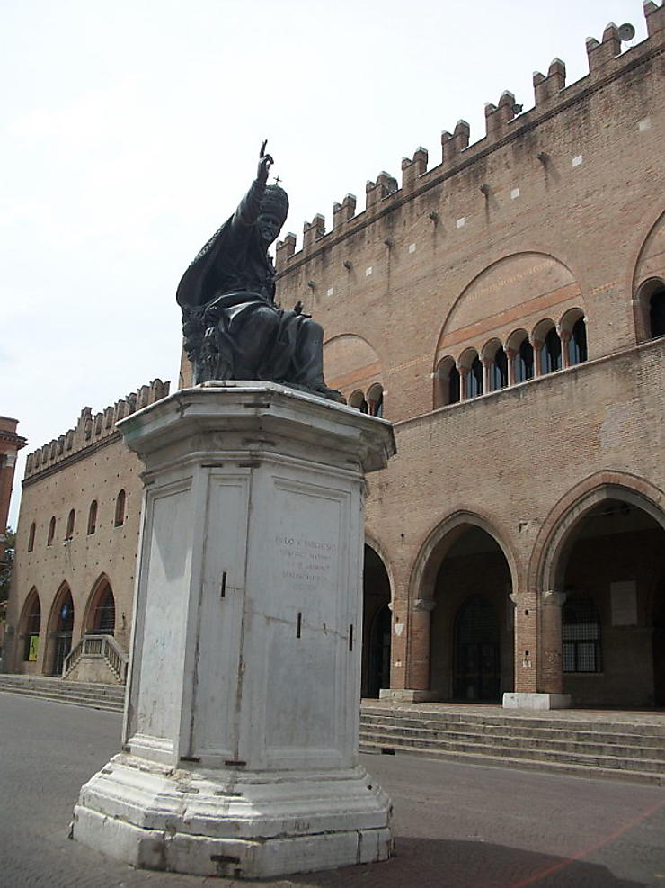 Rimini place Cavour : Statues : Piazza Cavour : Rimini : Émilie-Romagne ...