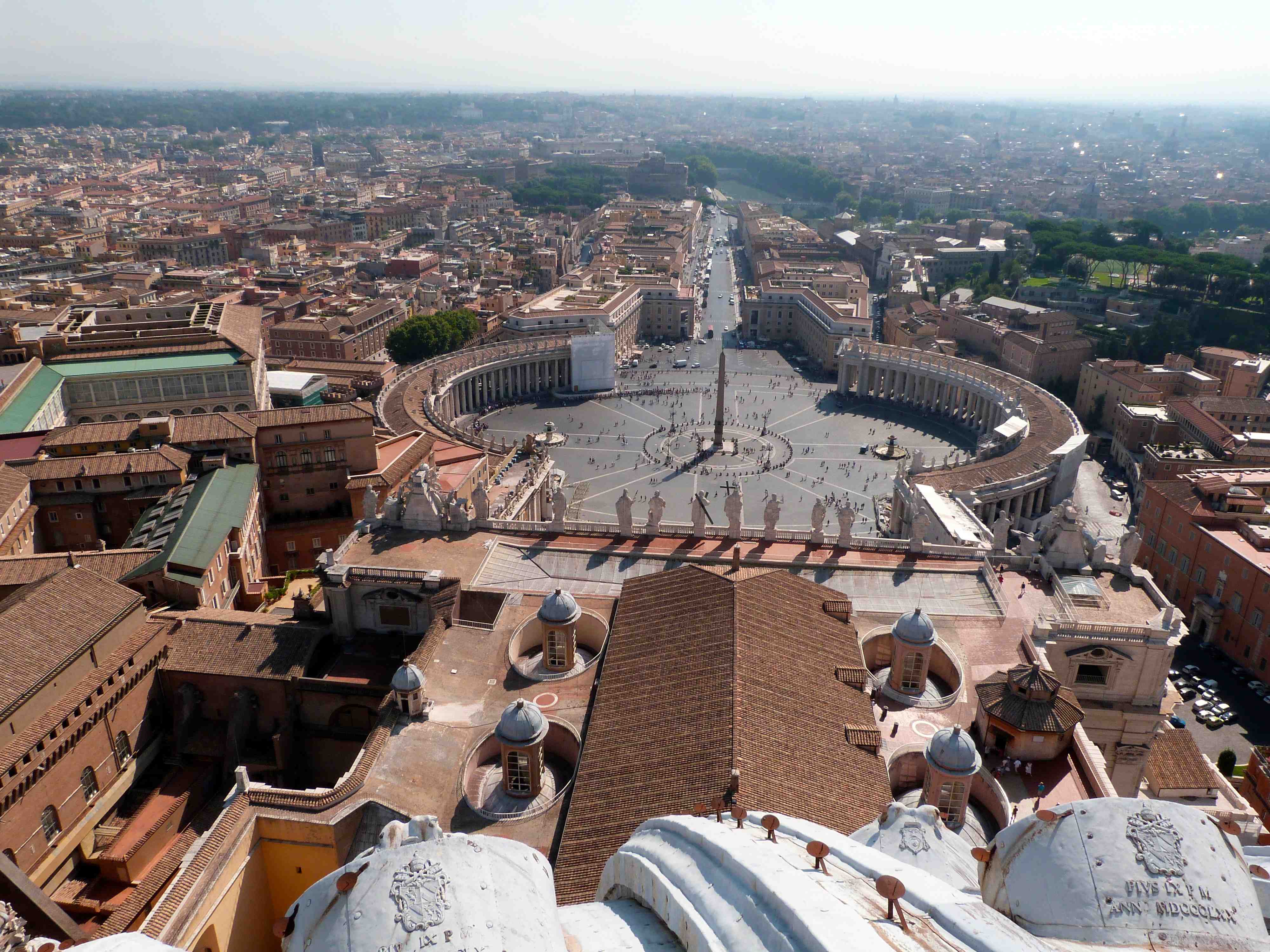 La Place St Pierre des toits de la Basilique : Piazza San Pietro (place ...