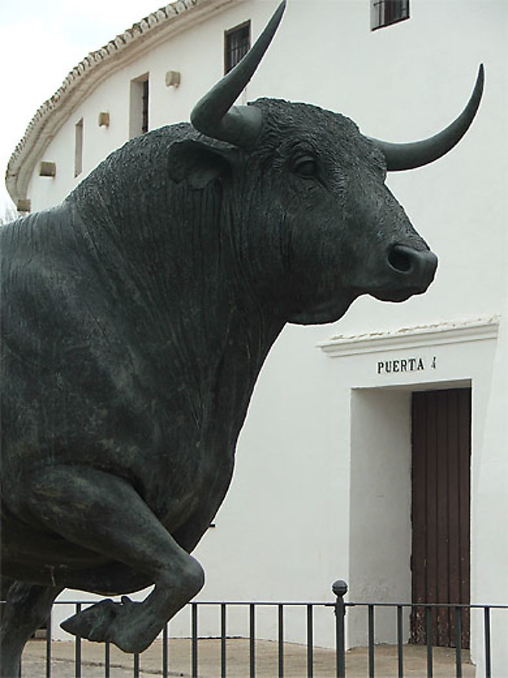El Toro : Statues : Plaza de Toros : Ronda : Costa del Sol et arrière ...