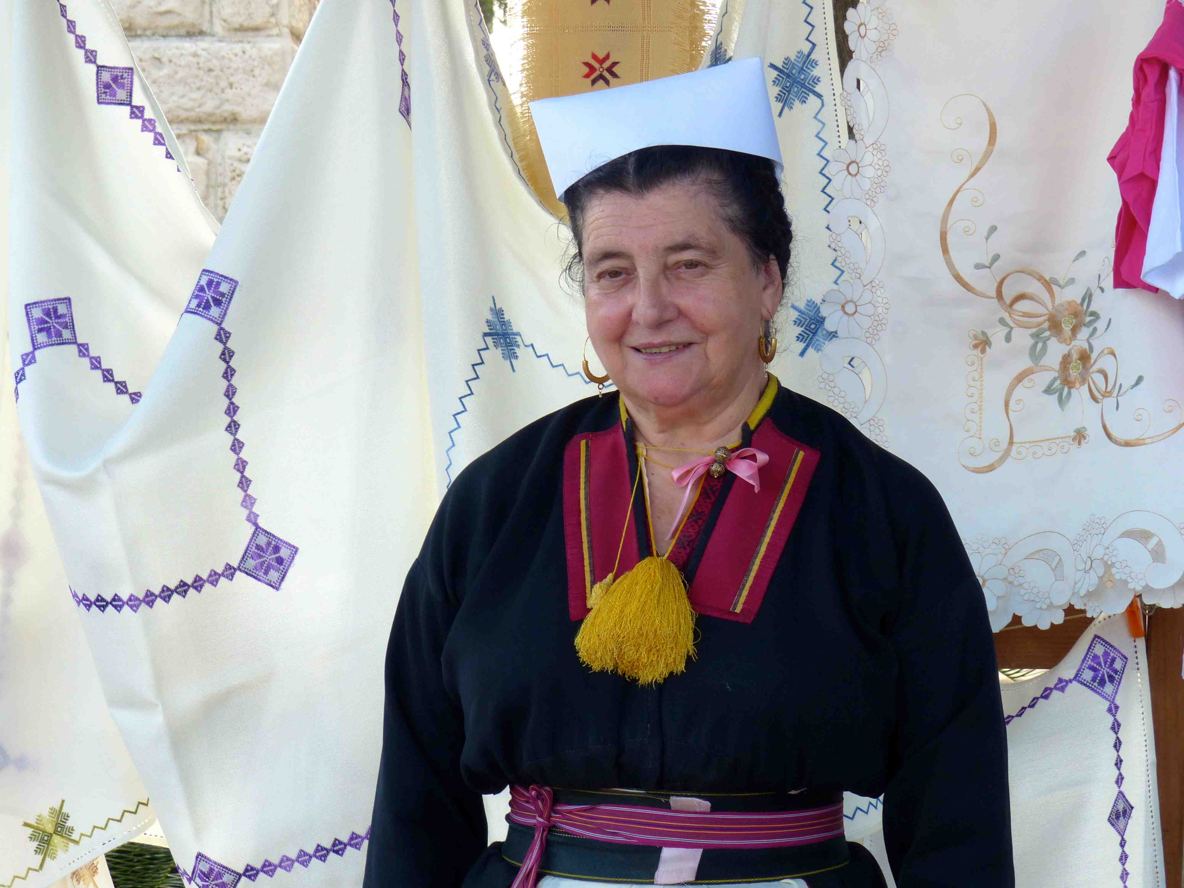 Femme en costume à Cilipi : Portraits : Costume : Čilipi : Environs de ...